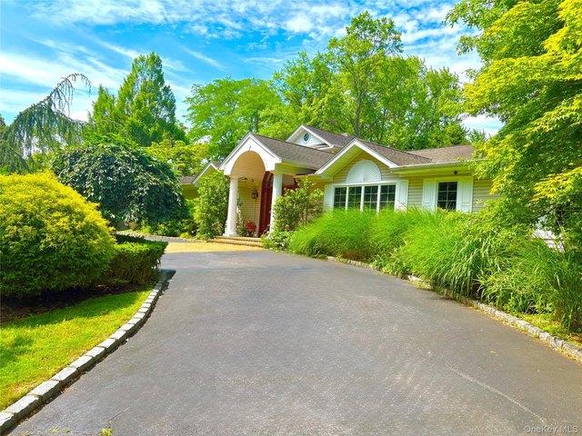 20 Astro Pl, Dix Hills, NY 11746