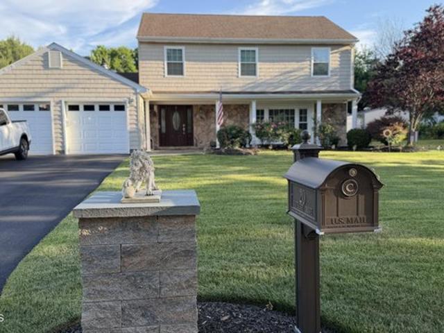 20 Bayberry Dr, Holmdel, NJ 07733