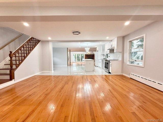 20 Baylis Pl, Syosset, NY 11791