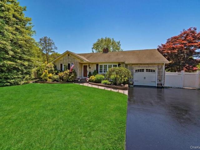 20 Bayside Ave, Medford, NY 11763