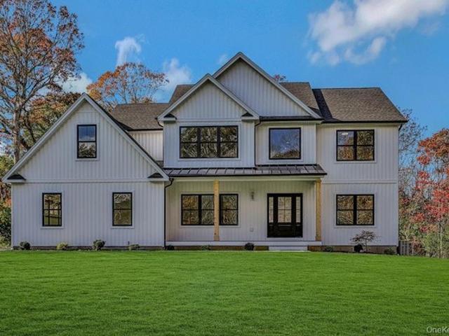 20 Bunker Ln, Middle Island, NY 11953