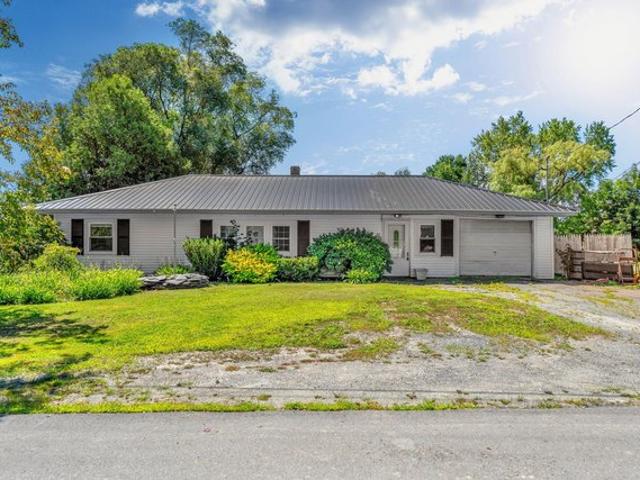 20 Burton St, Hartland, ME 04943