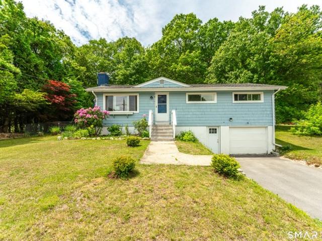 20 Carol Dr, Montville, CT 06382