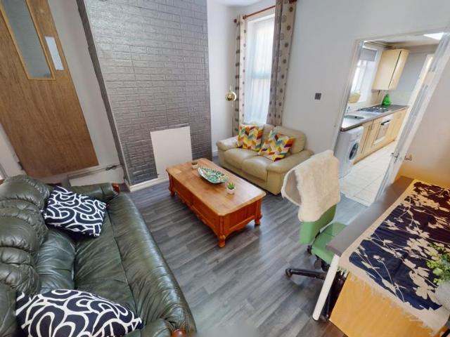 20 Cromwell Street, Arboretum, NG7 4GL 4 bed terraced house to rent £2,513 pcm £580 pw