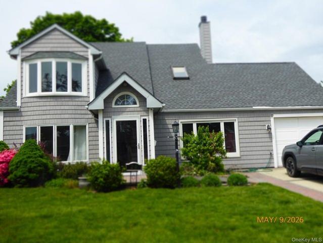 20 Daisy Ln, Levittown, NY 11756