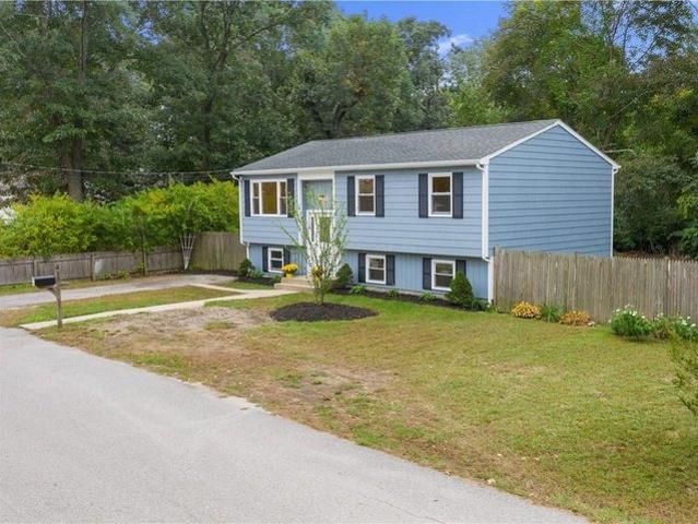 20 Darrow Dr, Warwick, RI 02886