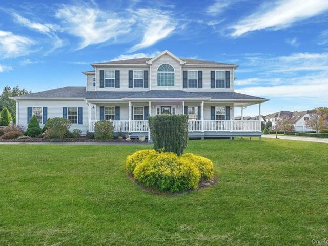 20 Dogwood Ln, East Moriches, NY 11940
