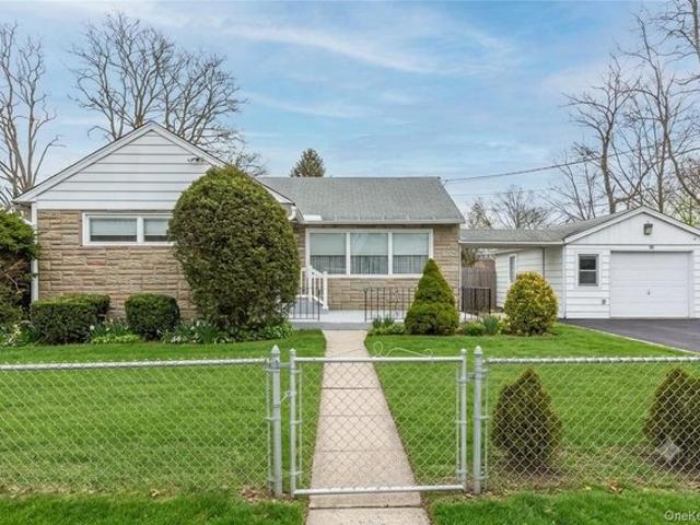 20 E Maple St, Central Islip, NY 11722