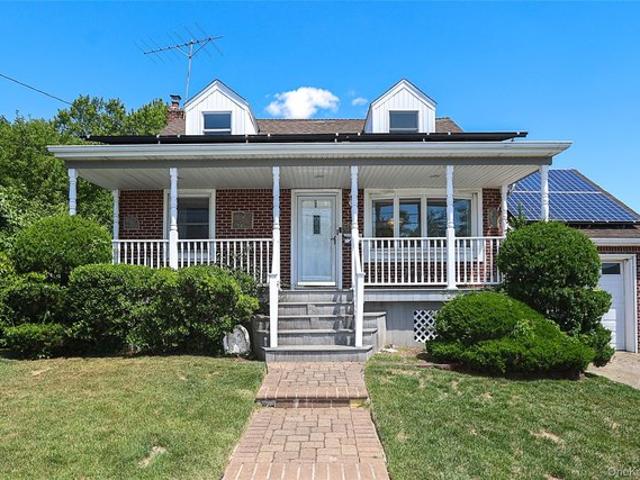 20 E Clearwater Rd, Lindenhurst, NY 11757