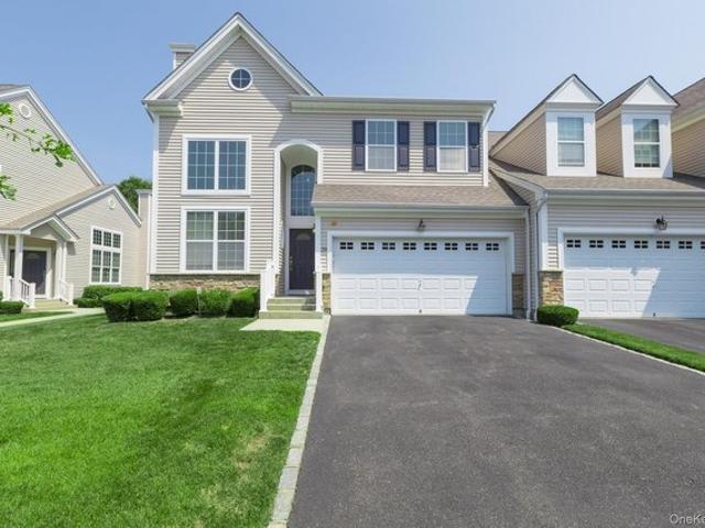 20 Emilie Dr, Center Moriches, NY 11934