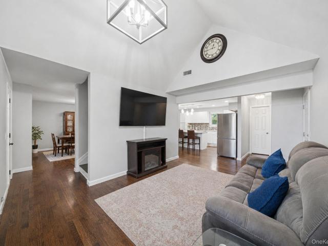 20 Essex Circle