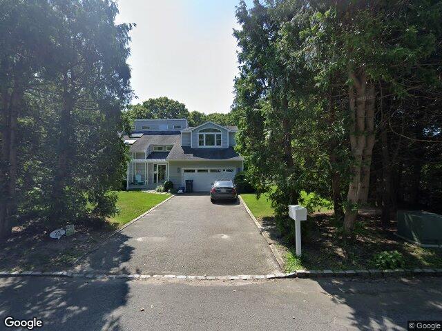 20 Fordham Dr, Hampton Bays, NY 11946