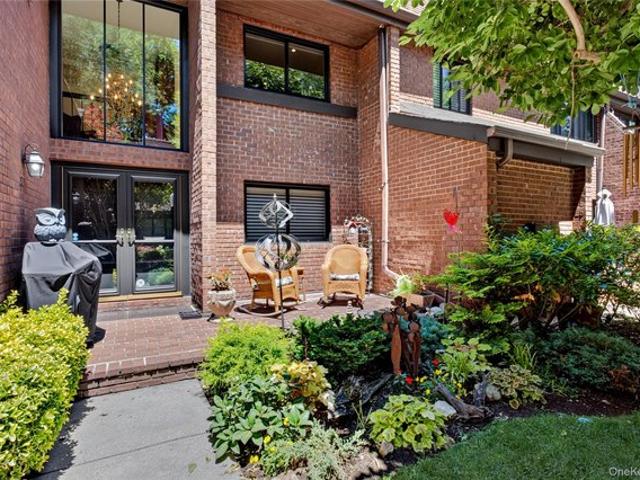 20 Fox Rdg, Roslyn, NY 11576