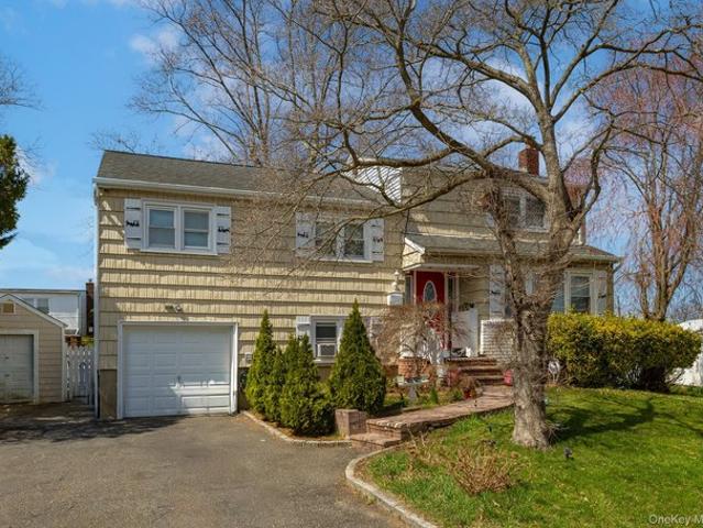 20 Gardenia Ln, Hicksville, NY 11801