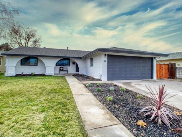 20 Hacienda Ln, Woodland, CA 95695