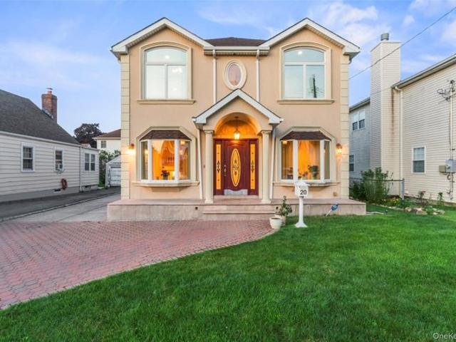 20 Heywood St, New Hyde Park, NY 11040