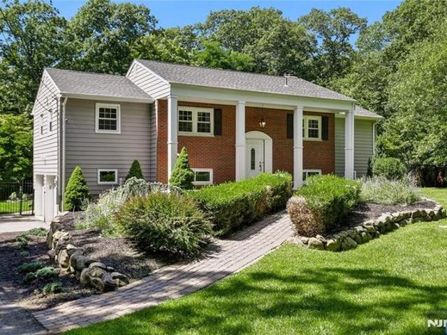 20 Hilltop Rd, Kinnelon, NJ 07405