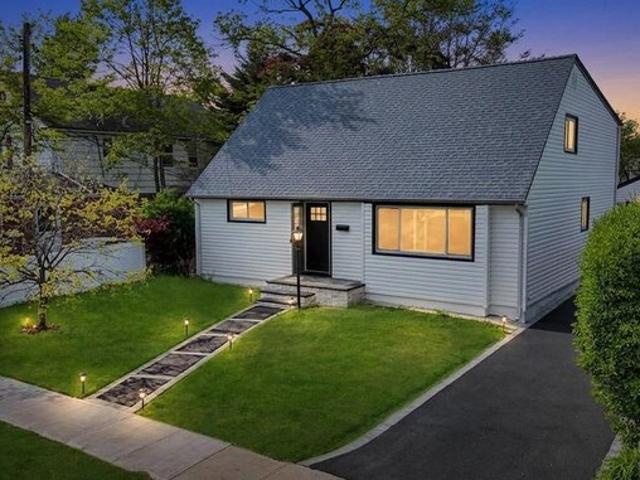 20 Howard St, Hicksville, NY 11801