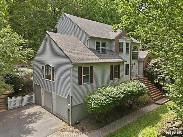 20 Indian Run Rd, Washington Township, NJ 07853