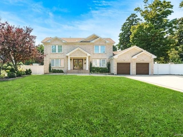 20 Mc Cue Ln, Babylon, NY 11702