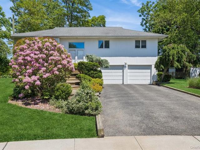 20 Melbourne Ln, Old Bethpage, NY 11804