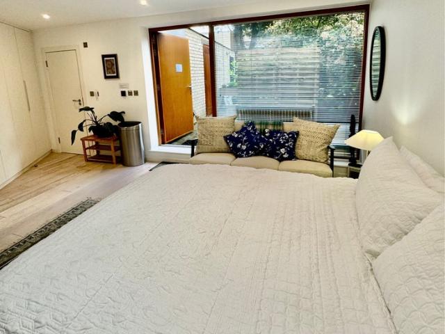 20 min to London, free parking