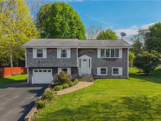 20 Namquid Dr, Middletown, RI 02842