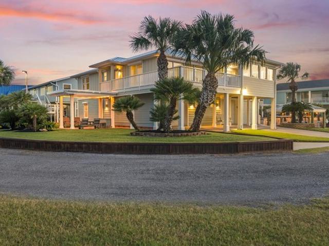 20 Park Dr, Rockport, TX 78382