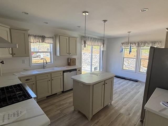 20 Pinrock Dr, Sturbridge, MA 01566