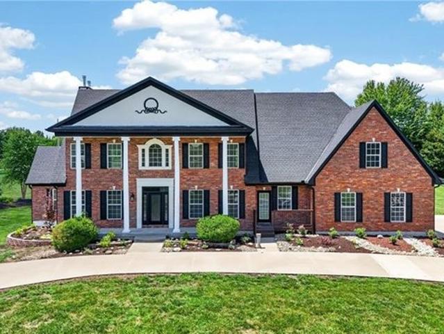20 SE Meadowbrook Dr, Lee's Summit, MO 64082