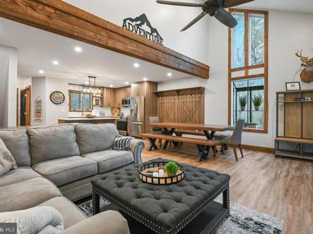 20 Ski Side Dr, Tannersville, PA 18372