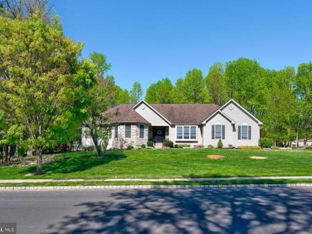 20 Skyline Cir, Sewell, NJ 08080
