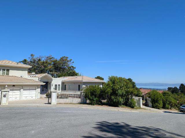 20 Silk Tree Pl, Hillsborough, CA 94010 | MLS #ML82039 | Compass