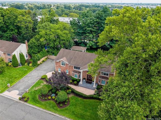 20 Stirrup Ln, Muttontown, NY 11791