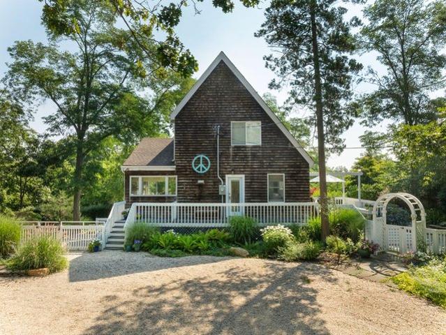 20A Oceanview Rd, Hampton Bays, NY 11946