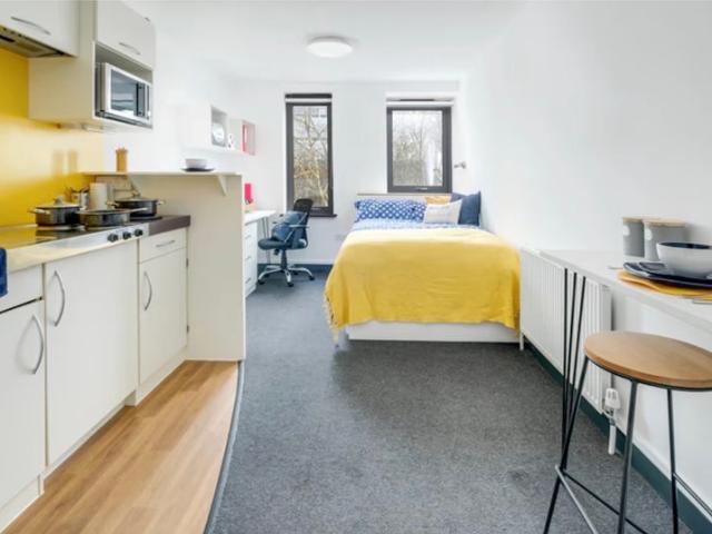 20sqm studio at Hammersmith station short term