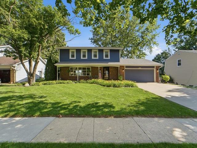 2104 Meadow Brook Dr, West Des Moines, IA 50265