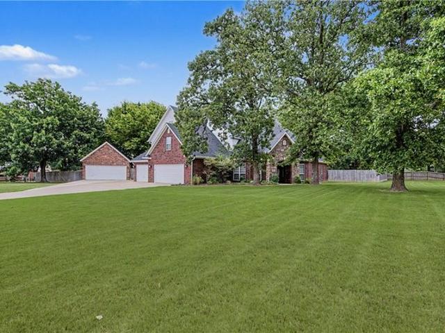 2104 Caribou Ln, Elm Springs, AR 72762