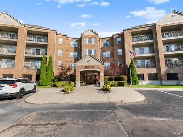 2104 Country Club Dr, Saint Clair Shores, MI 48082