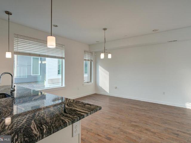 2104 Kensington Walk