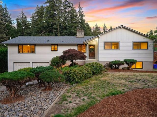 21050 S Mossy Rock Ct, Oregon City, OR 97045