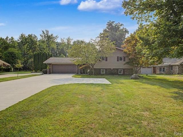 21055 Parke Ln, Grosse Ile, MI 48138