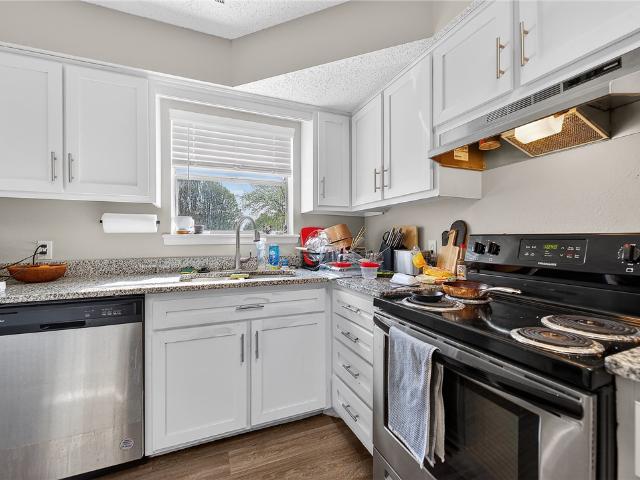 2105 N East Oaks Drive
