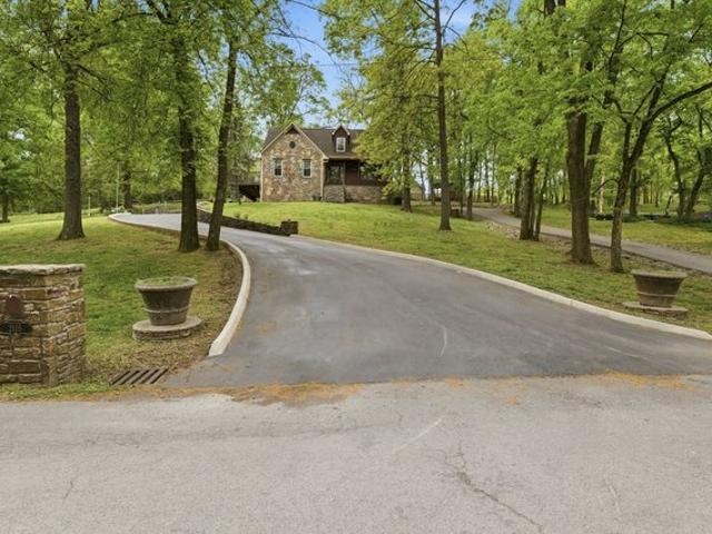 2105 Alpine Dr, Columbia, TN 38401
