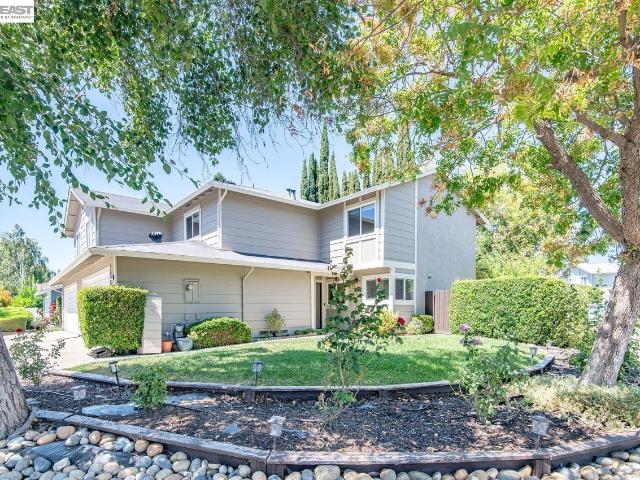 2105 Armstrong Dr