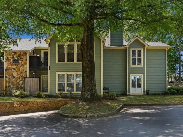 2105 Canyon Point Cir, Roswell, GA 30076