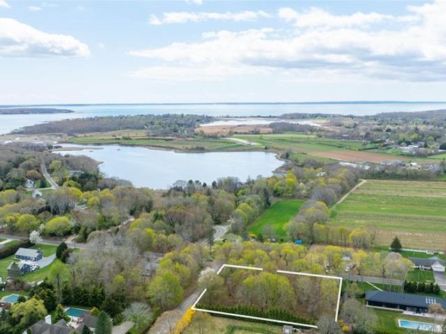 2105 Pequash Ave, Cutchogue, NY 11935