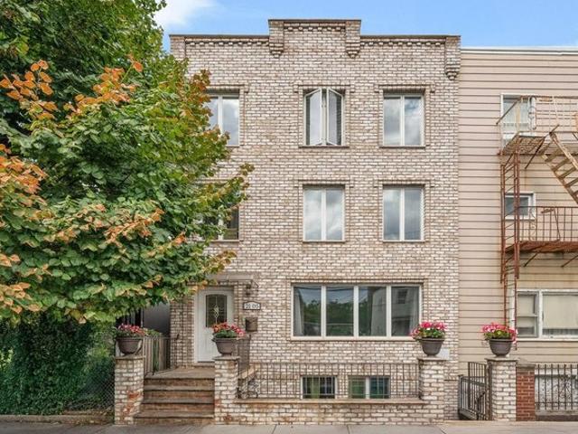 2105 33rd Ave, Astoria, NY 11106