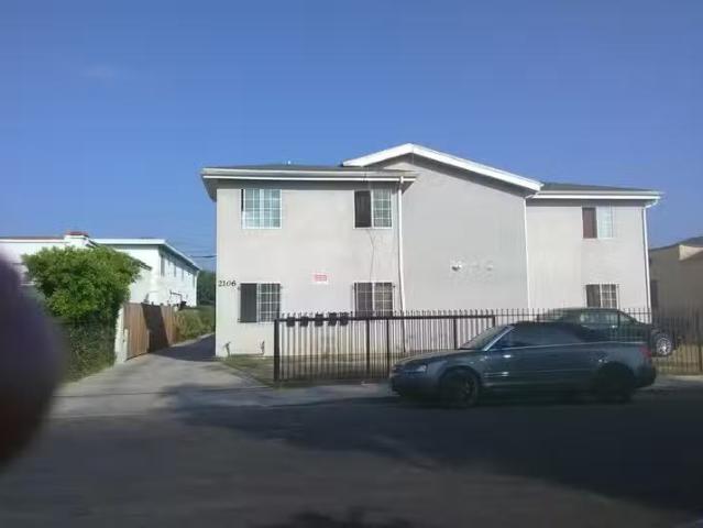 2106 S Ridgeley Dr, Unit 2 Community Apartment in Los Angele.
