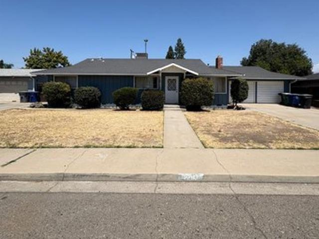 2106 5th St, Sanger, CA 93657